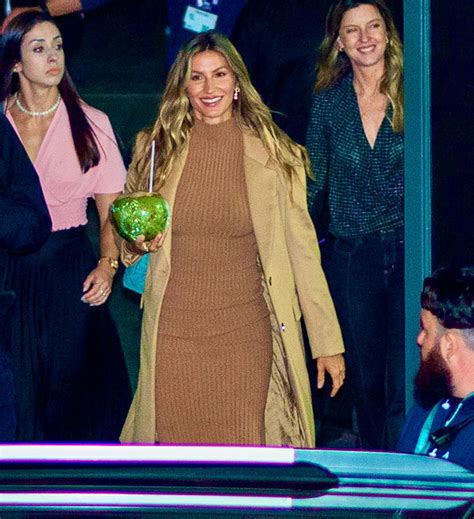 Gisele B Ndchen Vista Tomando Gua De Coco Ao Sair De Evento Em S O
