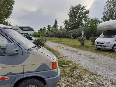 Area sosta camper Pit Stop La Spiaggia a Desenzano del Garda in Via Vò