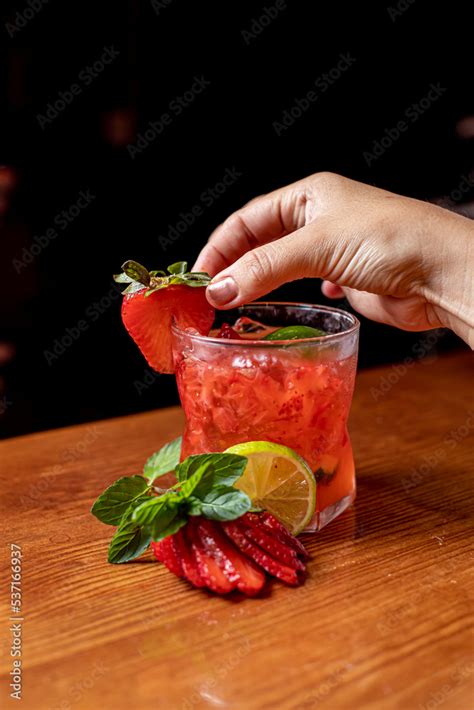 Coloridas bebidas refrescantes para el verano jugo frío de limonada de