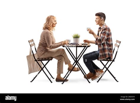 Plan de profil en longueur d une mère et son fils à une table basse