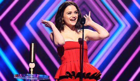 Joey King Wins At Peoples Choice Awards 2020 Teases The Kissing