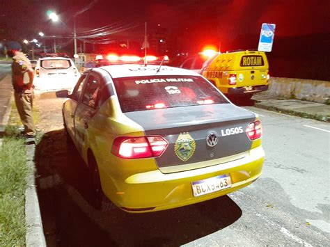 Moradores ateiam fogo e bloqueiam vias em protesto após morte de jovem