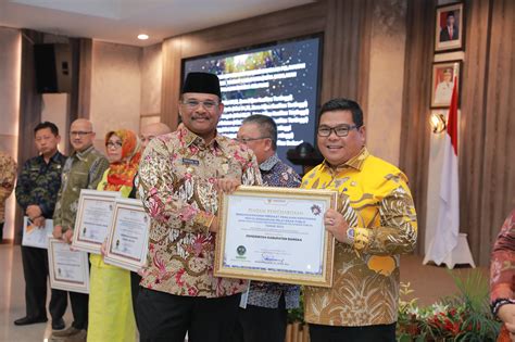 Pj Gubernur Safrizal Serahkan Sertifikat Penganugerahan Predikat