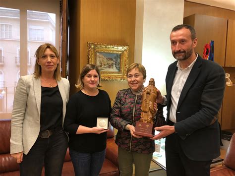 Elche Acoge presenta al alcalde su premio de alfabetización concedido
