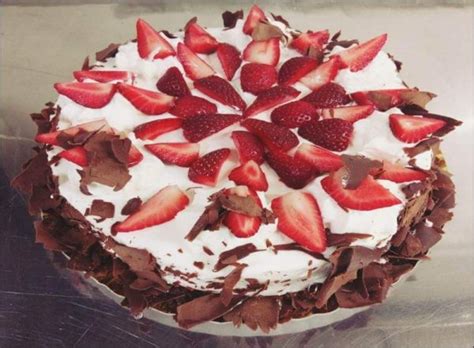 Bolo De Chantilly Morangos E Chocolate Entrega Em H Chefpanda