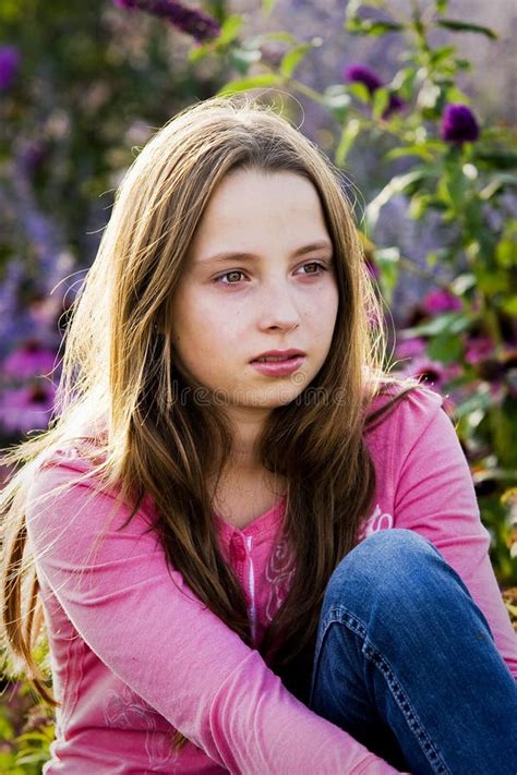 Adolescente S Asseyant Dans L Herbe Image Stock Image Du Pattes