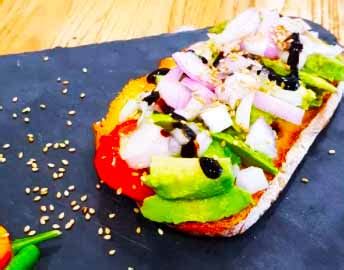 Tosta De Salmon Y Aguacate Green Kiss Ensaladas Para Llevar