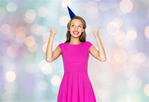 Pessoas feriados e conceito de celebração jovem feliz ou adolescente