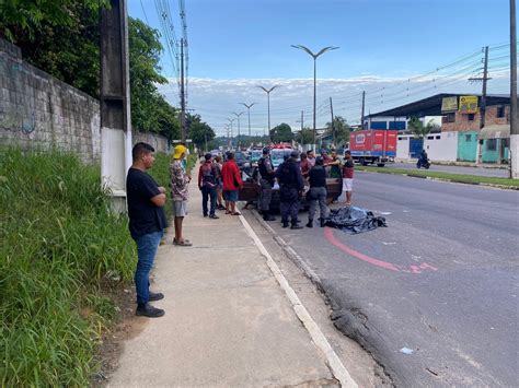 Pedestre morre após ser atropelado por caminhão enquanto tentava