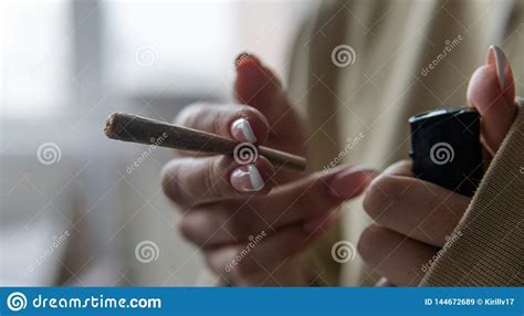 El Efecto De La Marihuana En El Cuerpo Femenino Junta Fumadora Con