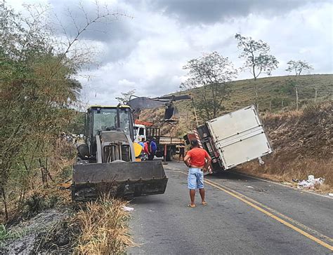 Caminh O Carregado De Verduras Tomba Na Ba Entre Os Munic Pios De