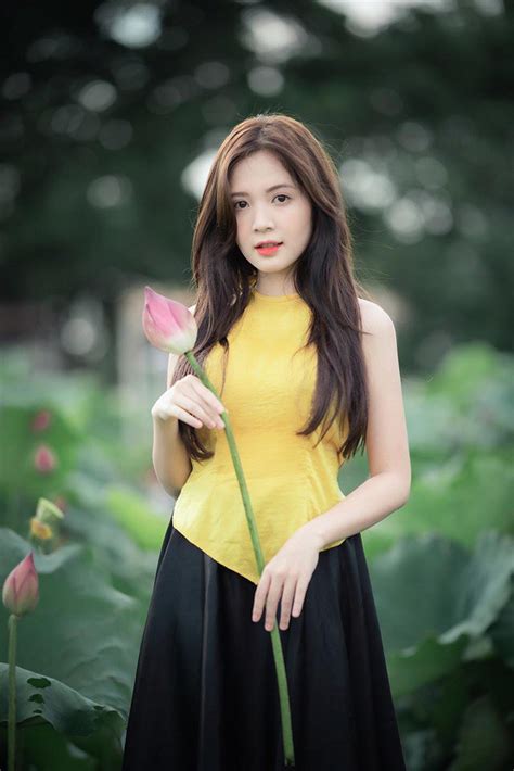 Khoe ảnh thả dáng ở hồ sen cô nàng hot girl bỗng chốc nổi như cồn trên