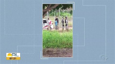 VÍDEO PMs agridem homens murros e chutes em Piaçabuçu AL
