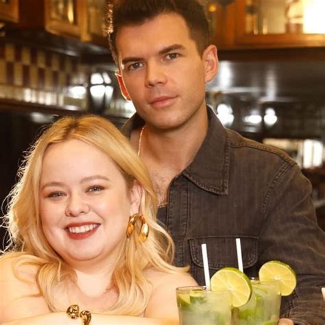 Protagonistas de Bridgerton visitam bar onde ocorreu a traição de