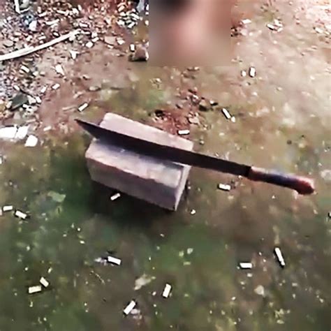 Vídeo Cenas fortes Jovem tem os dedos cortados a facão por tribunal