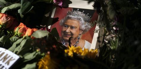 A certidão de óbito da rainha diz que ela morreu de velhice Mas o