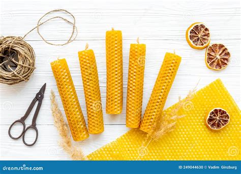 Proceso De Hacer Velas De Cera De Abejas Con Aroma De Miel Con Vista