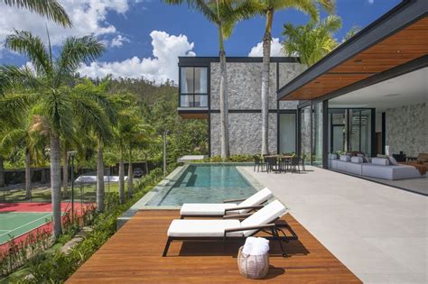 Casa de campo de 825 m² áreas integradas e piscina que se