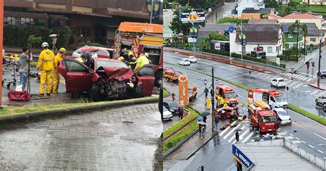 VÍDEO Câmera de segurança registra momento em que veículo perde