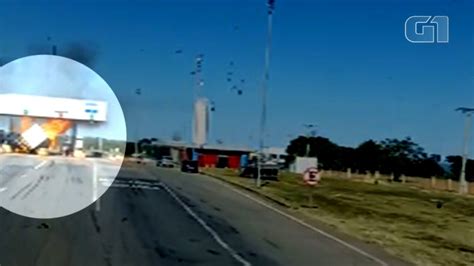 Vídeo Vídeo mostra em outro ângulo quando caminhão bate em pedágio e
