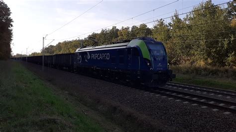 ET26 004 ze składem węglarek przejeżdża obok lubelskiego Starego Gaju