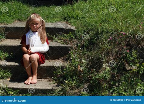 Fille Aux Pieds Nus S Asseyant Sur Les Escaliers Photo Stock Image Du