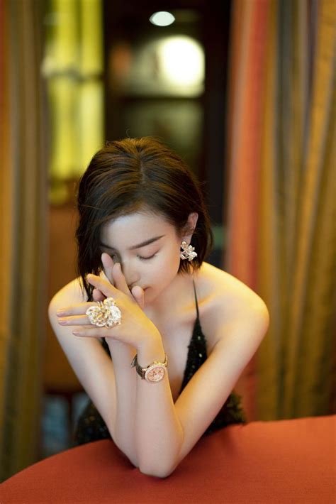 Ni Ni 倪妮 on Twitter 포즈 배우 사진