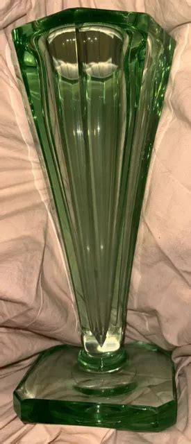 VASE DAUM NANCY en cristal taillé de couleur verte Art Déco Signé