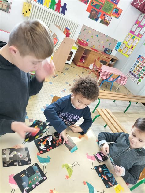 Lecture par des collégiens en maternelle