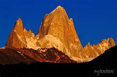 Sunrise on mount fitz roy los glaciares national park el chaltén