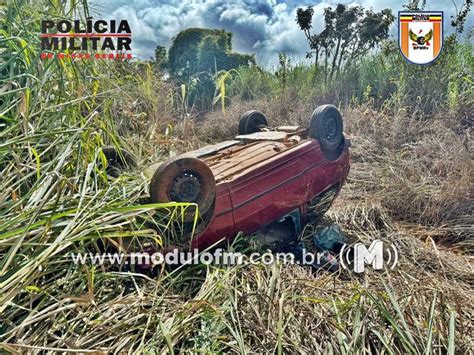 Veículo capota após motorista perder controle em curva na MGC 462 em