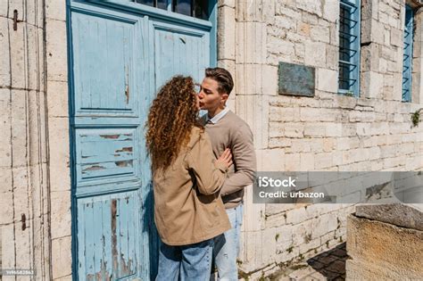 Photo Libre De Droit De Un Jeune Couple Sembrasse Dans Les Rues En Grèce Banque Dimages Et Plus