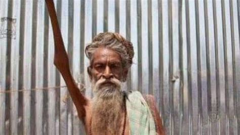 La historia de Amar Baharati el hombre que lleva 50 años con el brazo