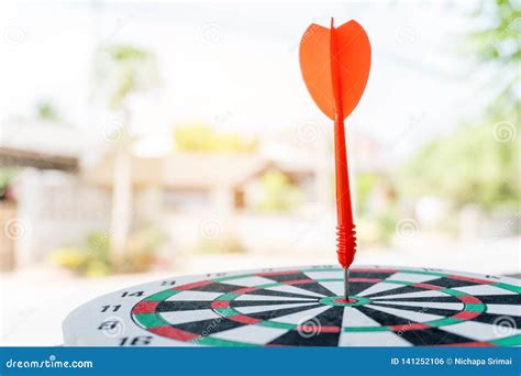 Setas Do Conceito Da Liderança No Alvo Do Tiro Ao Arco Do Conceito Do