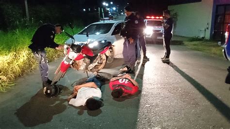 Dupla suspeita de fazer vários roubos é presa moto roubada no