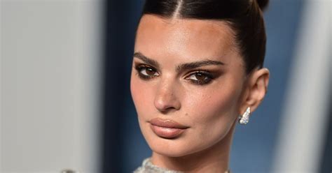 Emily Ratajkowski En String Sous Sa Robe Transparente EmRata Se Met