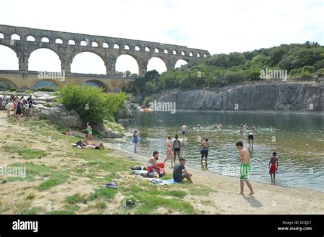 Le Pont du Gard un aqueduc Romain ancien pont qui traverse la rivière
