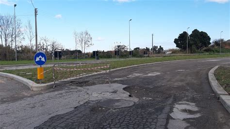 S Pier Niceto Strade Piene Di Buche Nell Area Industriale