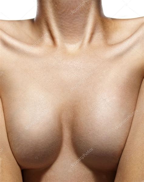 Sexy hermosa mujer desnuda pecho aislado sobre fondo blanco fotografía