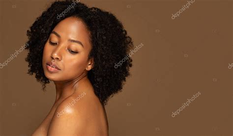 Se Ora Afroamericana Joven Desnuda Posando Sobre Fondo Estudio Marr N