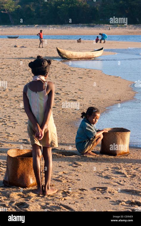 Filles Malgaches Plage Banque De Photographies Et Dimages Haute