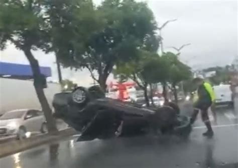 Carro capota em avenida e viatura da PM é atingida por outro veículo ao