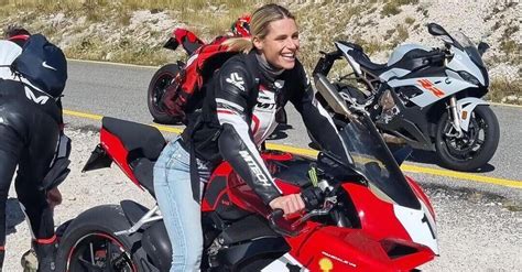 Michelle Hunziker è una di noi sul Terminillo con la Ducati Panigale