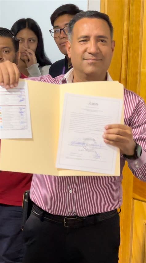 Karim Carvallo Recibe Constancia De Mayor A Que Lo Acredita Como