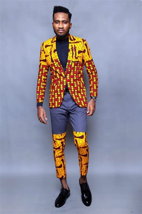 Hommes en tenues traditionnelles Élégance africaine au Nigéria