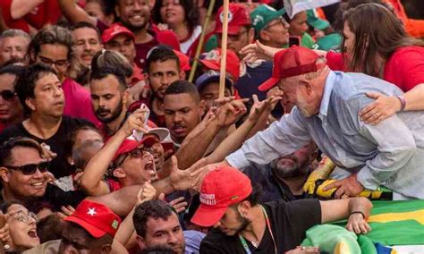 Lula promete autossuficiência em refino de petróleo caso seja eleito