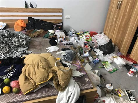Kinh hoàng với căn phòng trọ bẩn của 2 nữ sinh Hà Nội