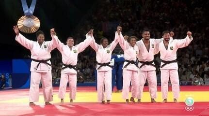 Rafaela Silva decide e conduz Brasil ao bronze no judô por equipes Na