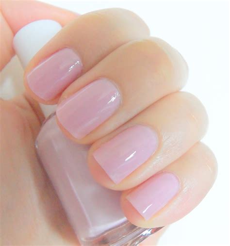 15 Tonos de uñas naturales que te harán lucir muy elegante