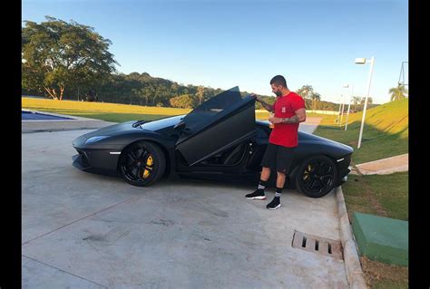 Foto Gusttavo Lima Ostenta Carros De Luxo Nas Redes Sociais Purepeople